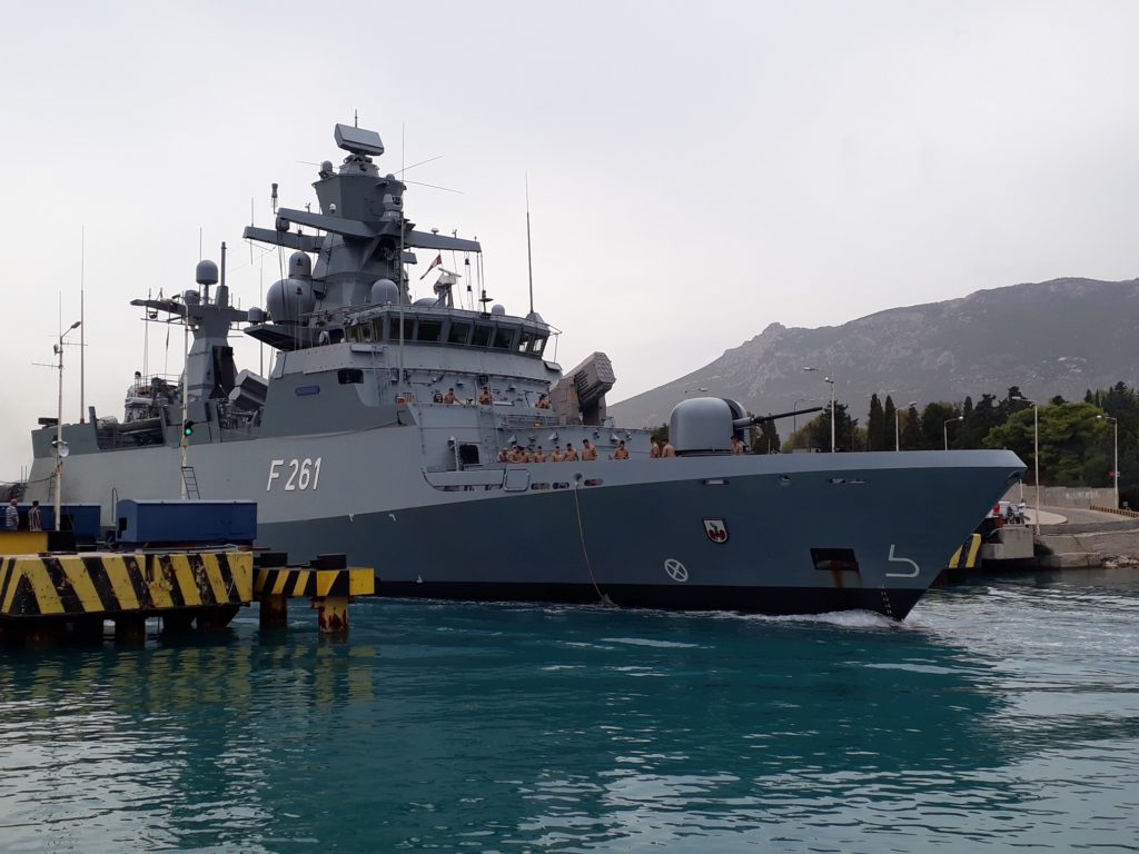 Φωτογραφίες από τη γερμανική κορβέτας F261 Magdeburg (Κ130) στον Ισθμό ...