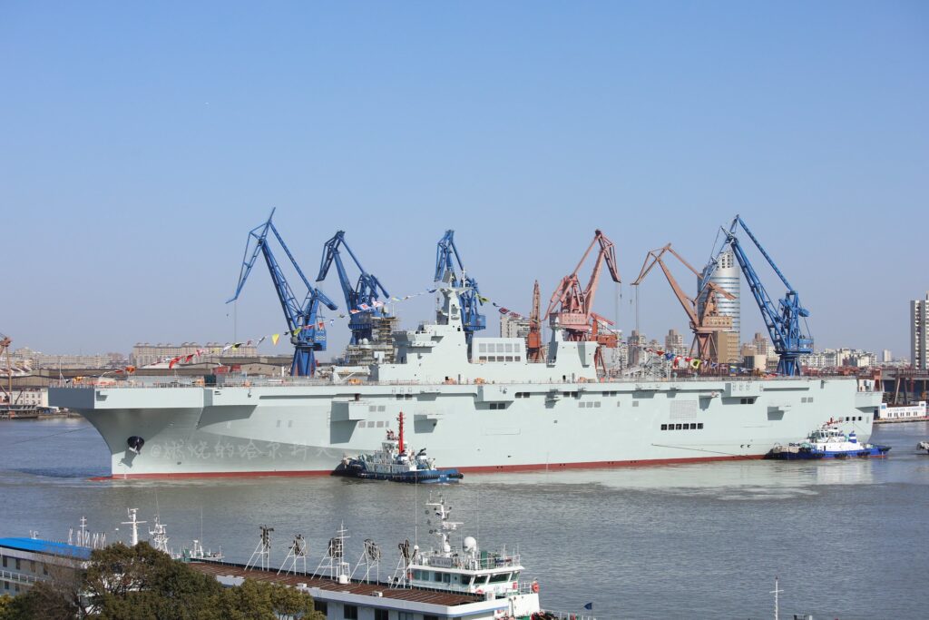 Κίνα: Στο νερό το τρίτο ελικοπτεροφόρο-αποβατικό Type 075 του Κινεζικού ...