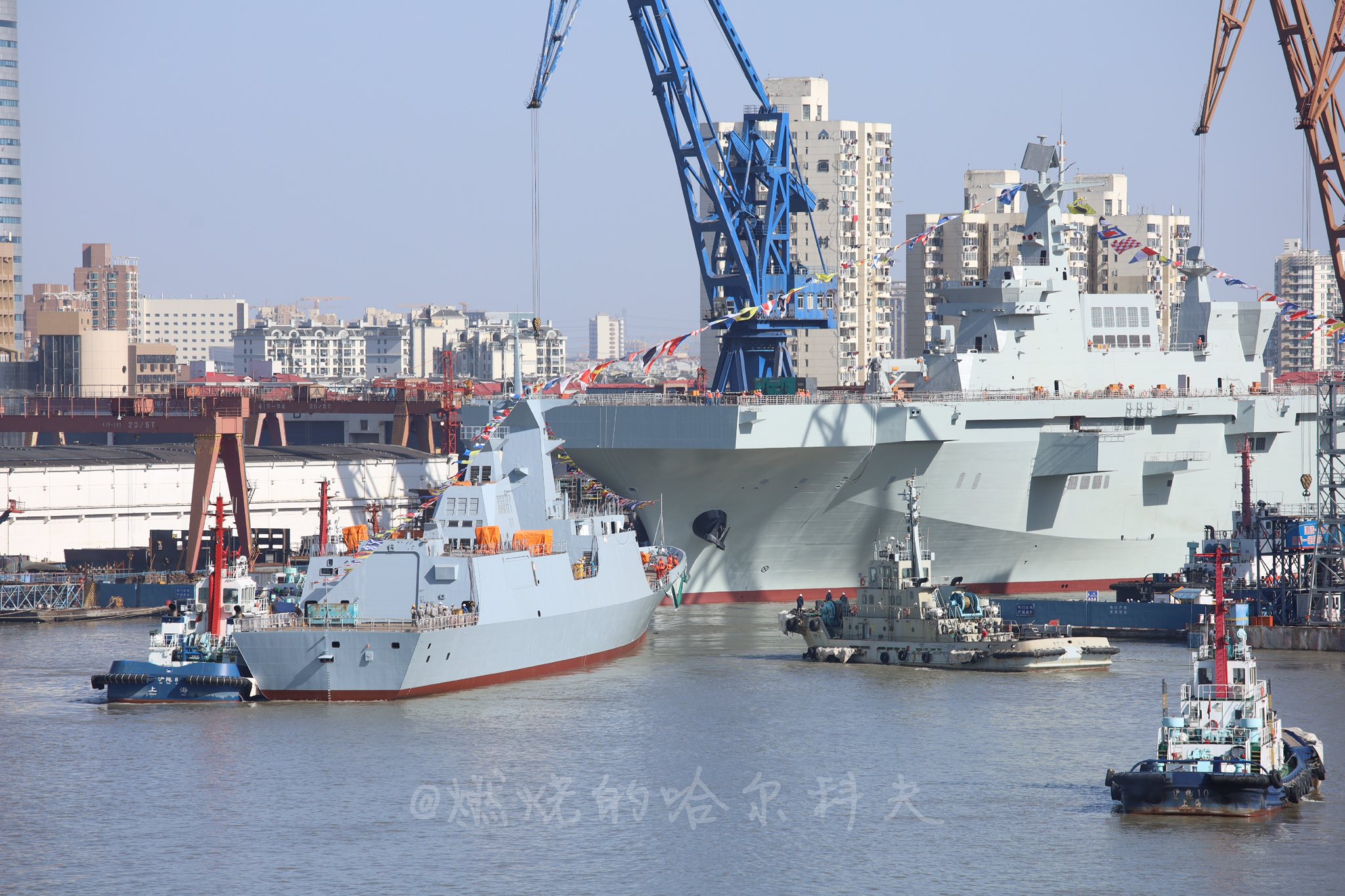 Κίνα: Στο νερό το τρίτο ελικοπτεροφόρο-αποβατικό Type 075 του Κινεζικού ...