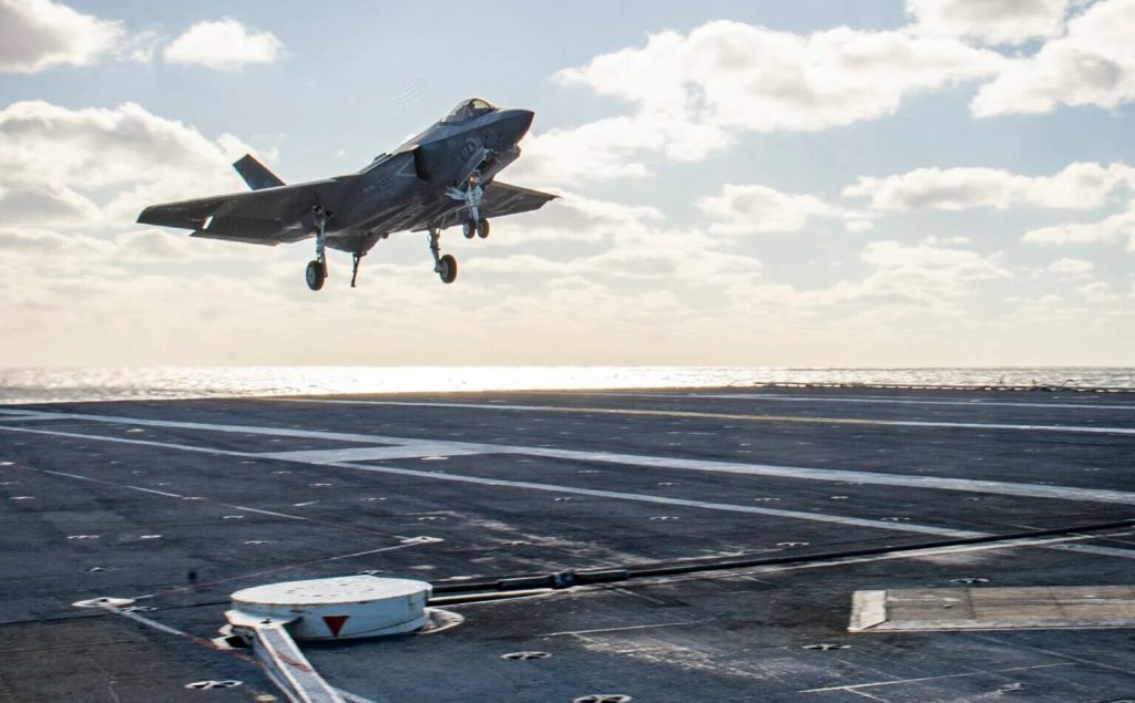 Πρώτη απο-προσνήωση F-35C σε Supercarrier - Naval Defence