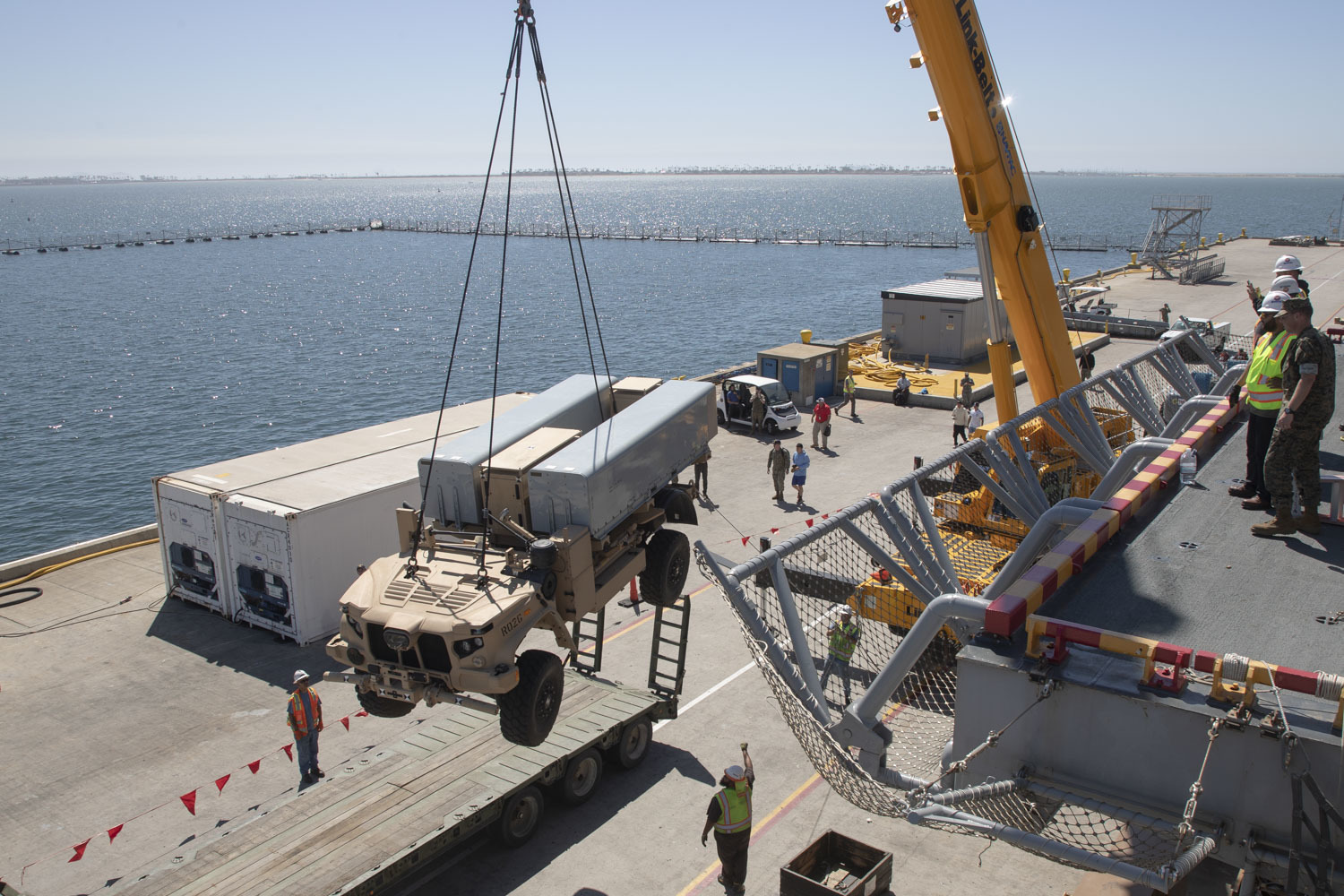 Δοκιμές φόρτωσης ρομποτικού οχήματος εκτόξευσης πυραύλων NSM από τους ...