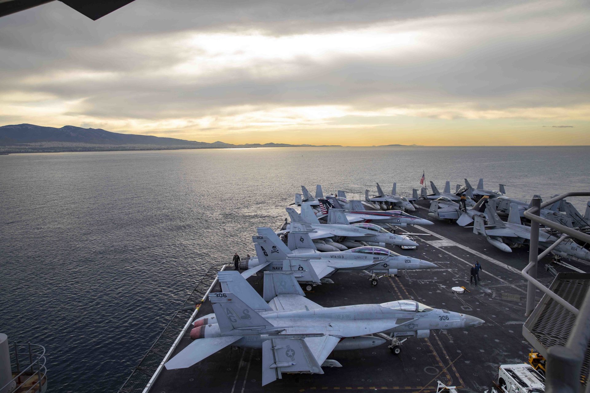 Φωτο: Το USS George H.W. Bush έφτασε στον Πειραιά - Naval Defence